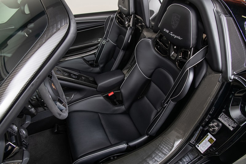 Porsche 918 Interior