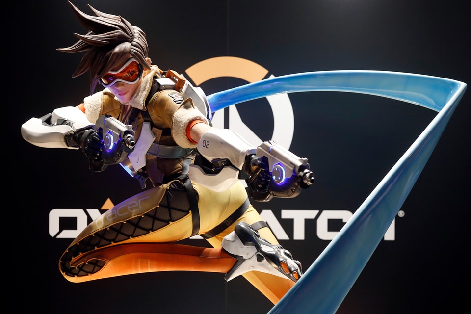 Overwatch Sigma Backstory Sigma s primary fire ability launches a pair ...