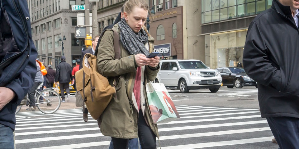 Google's ‘Heads Up’ Feature Tackles Walking and Texting | Hypebeast