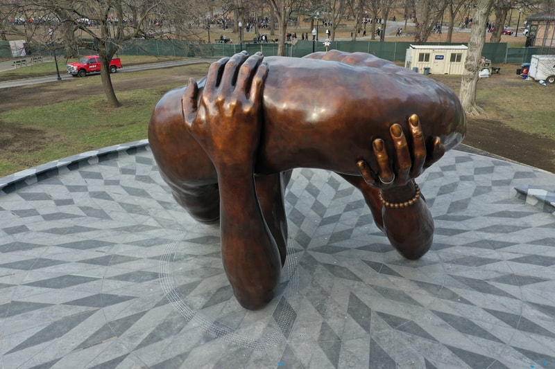 Hank Willis Thomas' Racial Equity Monument 'The Embrace' To Open in ... Hank Willis Thomas' Racial Equity Monument 'The Embrace' To Open in ...