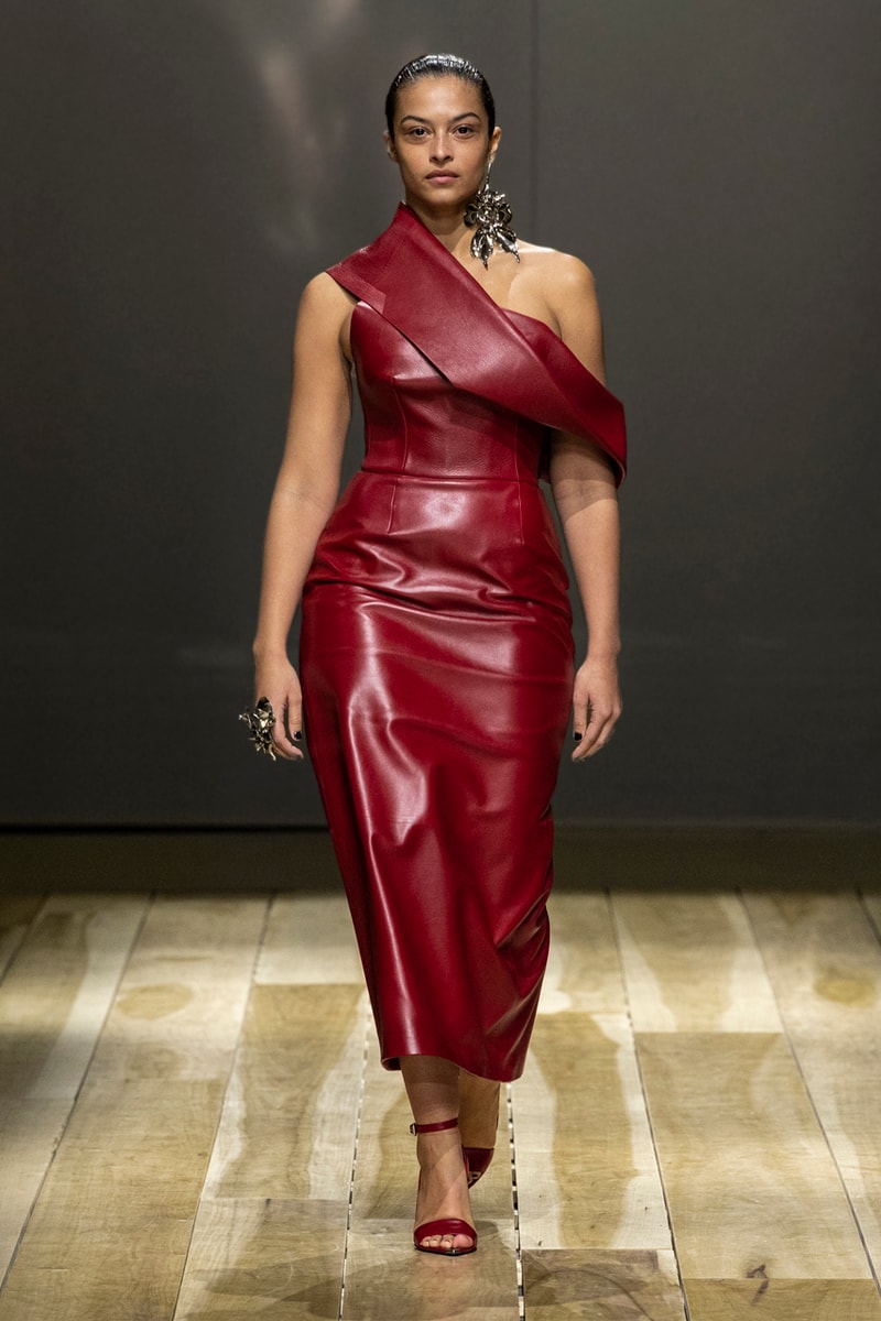 Alexander McQueen FW23 "Anatomy" Runway Show | Hypebeast