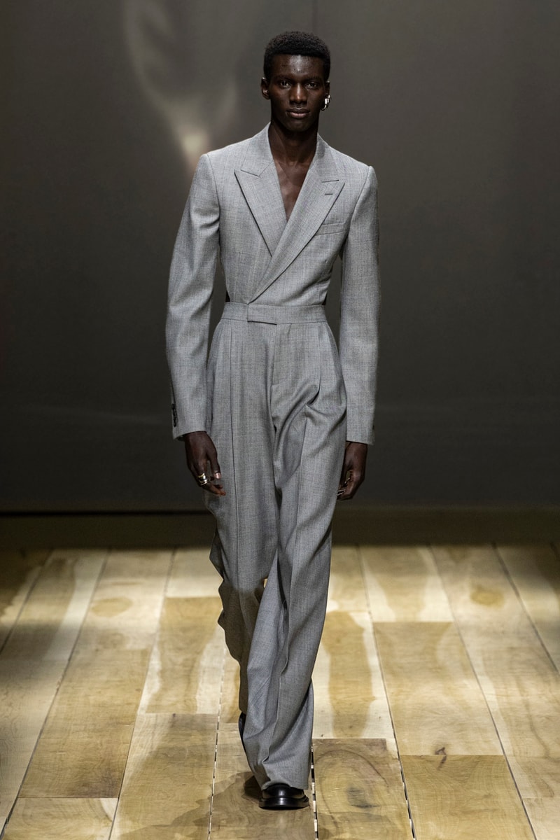 Alexander McQueen FW23 "Anatomy" Runway Show | Hypebeast
