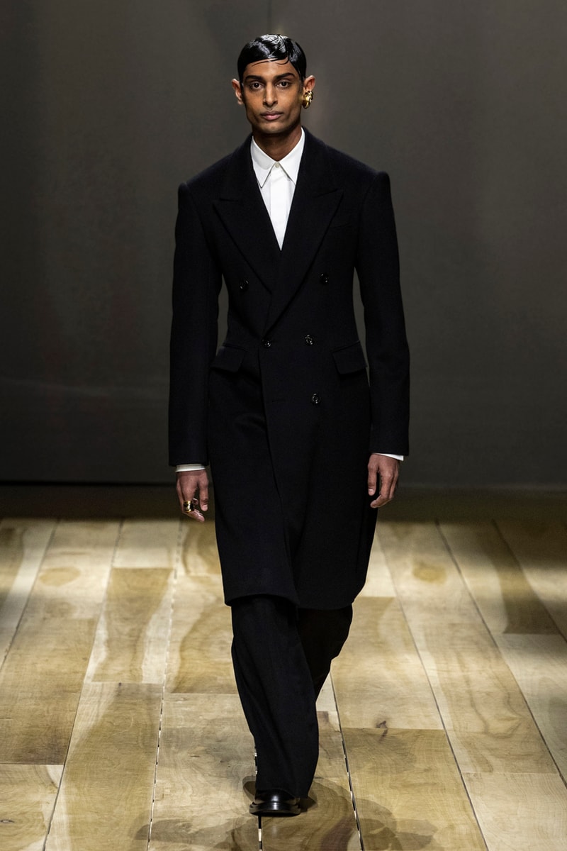 Alexander McQueen FW23 "Anatomy" Runway Show | Hypebeast