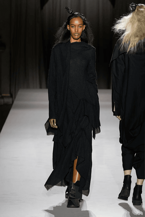 Yohji Yamamoto 2025 春夏女裝系列大秀登場 | Hypebeast