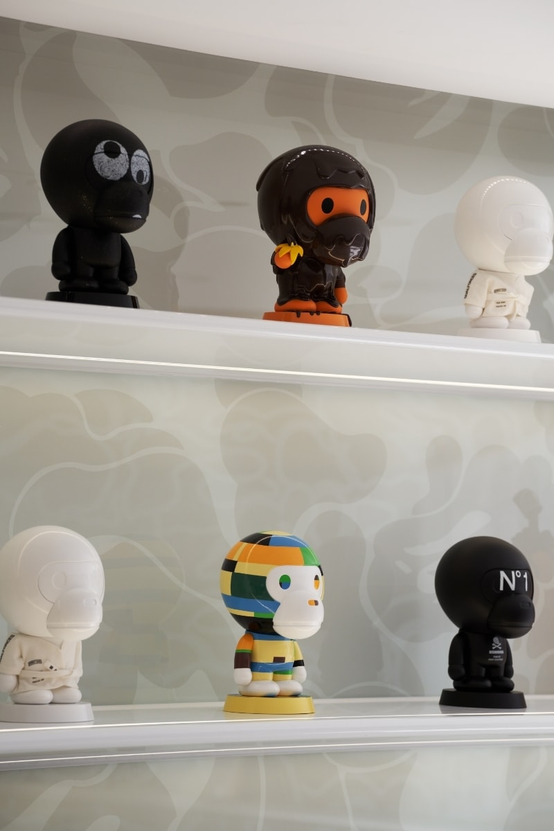 BAPE apre il primo concept store e café total white a Hong Kong | Hypebeast