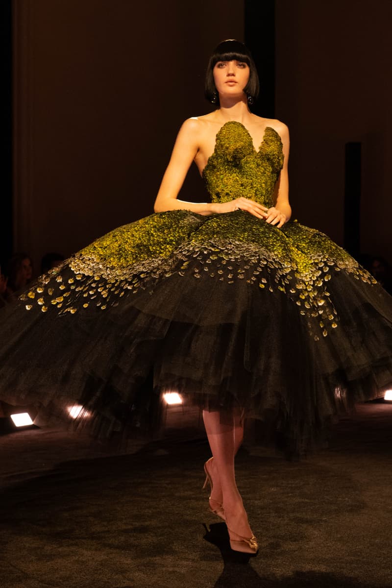 Schiaparelli SS26 Haute Couture Runway di Paris Fashion Week | Hypebeast