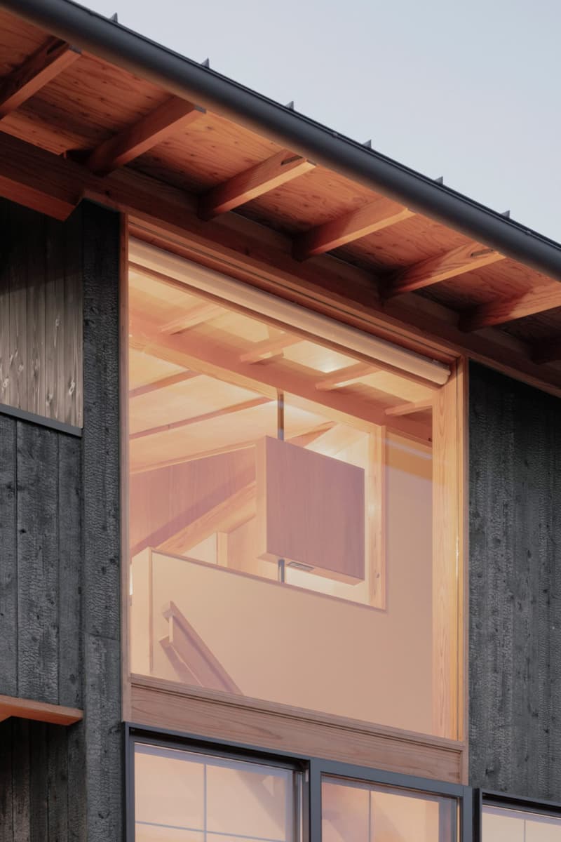 Akio Isshiki Architects House Saidera Osaka – Rumah Kayu Cedar Bakar di ...