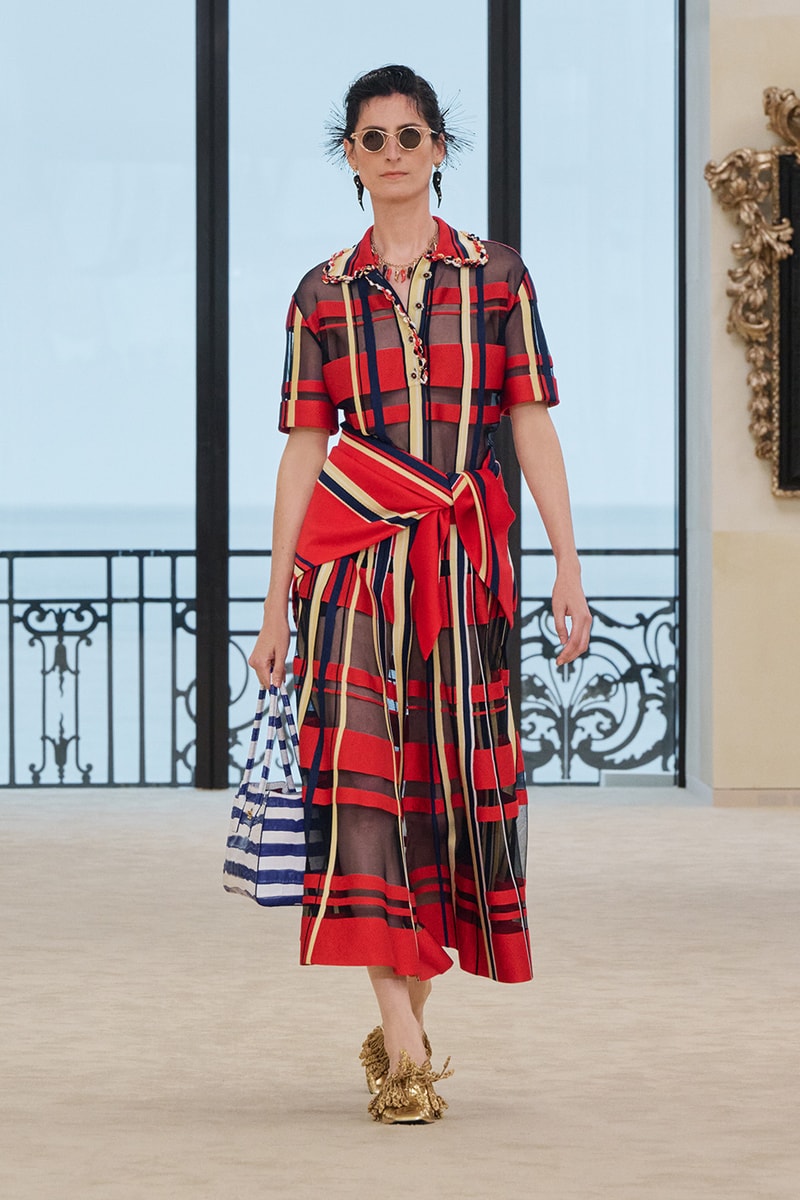 Chanel Cruise 2027 Biarritz 回歸度假系列時裝騷 Runway | Hypebeast