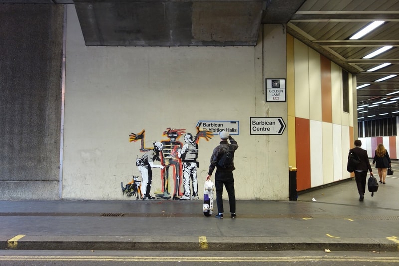 Banksy Rend Hommage À Basquiat Sur Les Murs Du Barbican | Hypebeast