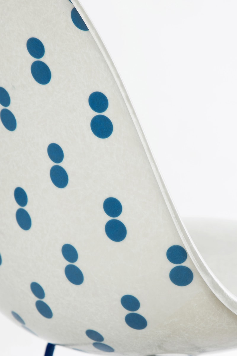 colette et Blackrainbow Se Posent Sur Une Chaise Modernica | Hypebeast