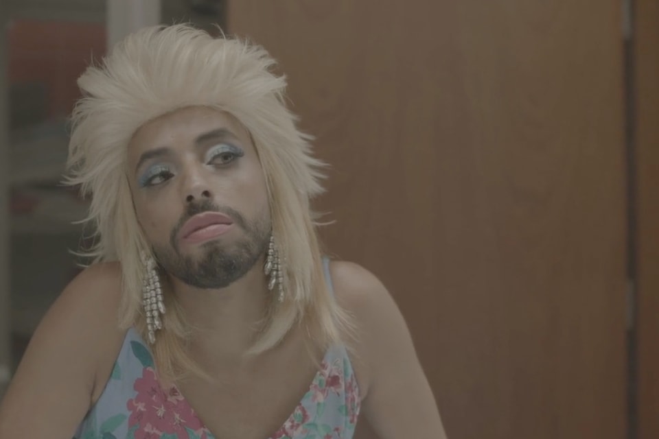 Nemir se travestit en multiples personnages dans le clip de "Sur ma vie ...