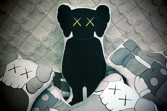 OriginalFake 2012 KAWS Companion Cushion Black 预览 | Hypebeast