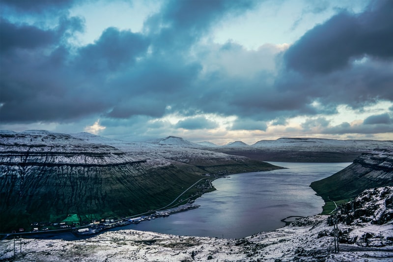 从 Bobby Anwar 的「Winter Breeze」摄影作品中探索 Faroe Islands | Hypebeast