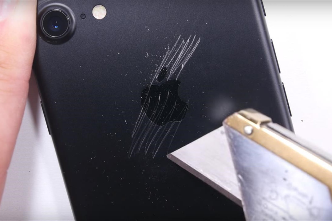 iPhone 7「磨砂黑」和「亮黑色」耐刮度测试影片 | Hypebeast