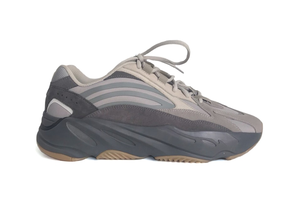Kanye West 曝光 YEEZY 700 全新 V2 版本最新諜照 | Hypebeast