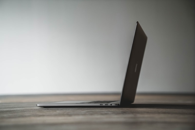 Apple 2018 年版 MacBook Pro 开箱近赏 | Hypebeast