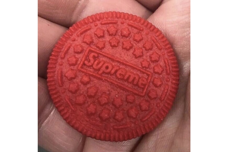 Supreme x Oreo 话题联名饼干实体、包装率先曝光 | Hypebeast