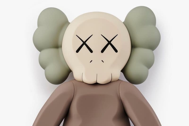 KAWS 推出全新 20 周年系列「面部朝下」搪胶公仔系列 | Hypebeast