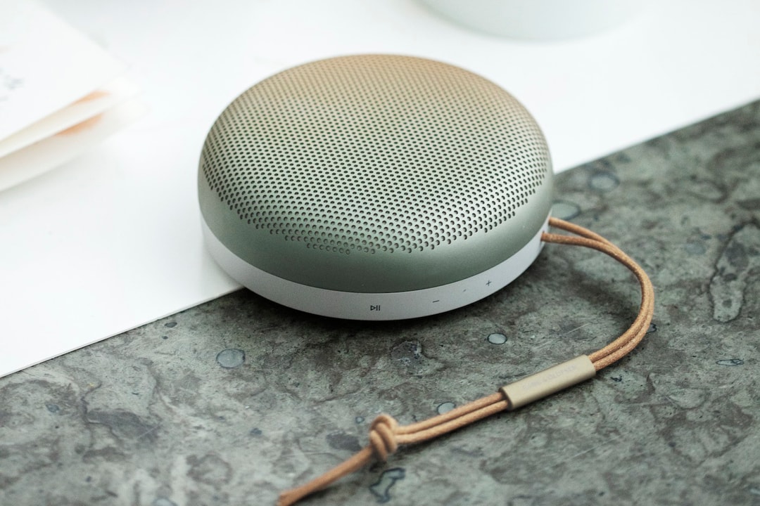 Bang & Olufsen 携手工业设计师 Cecilie Manz 打造限定版 Beosound A1 DUNE | Hypebeast