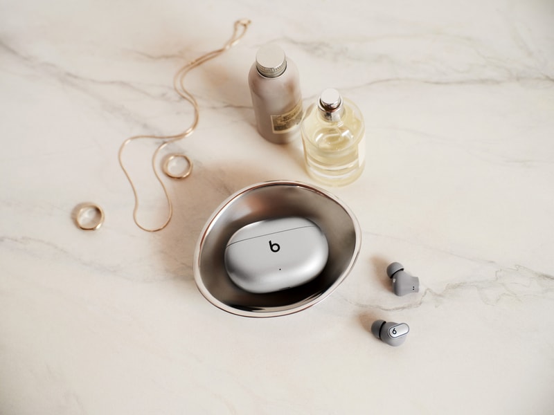 Beats Studio Buds + 正式推出两款全新金属质感配色 | Hypebeast