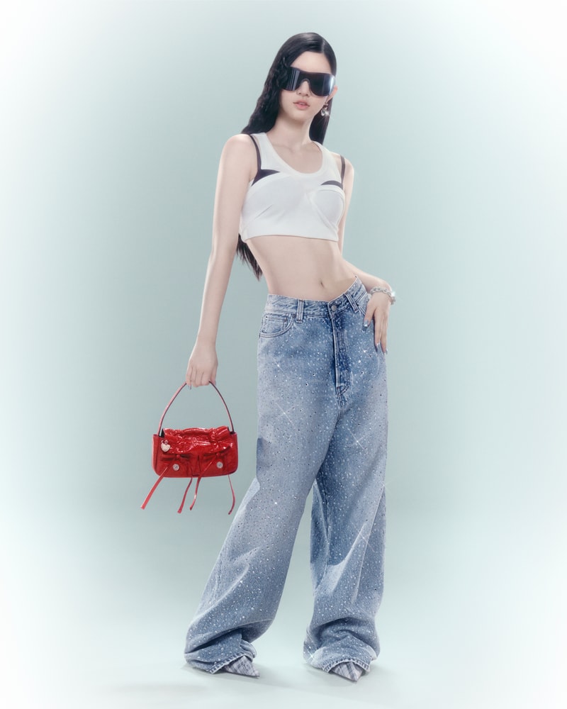 全新韩国女团 ILLIT 出镜演绎 Acne Studios 2024 春夏系列形象大片 | Hypebeast