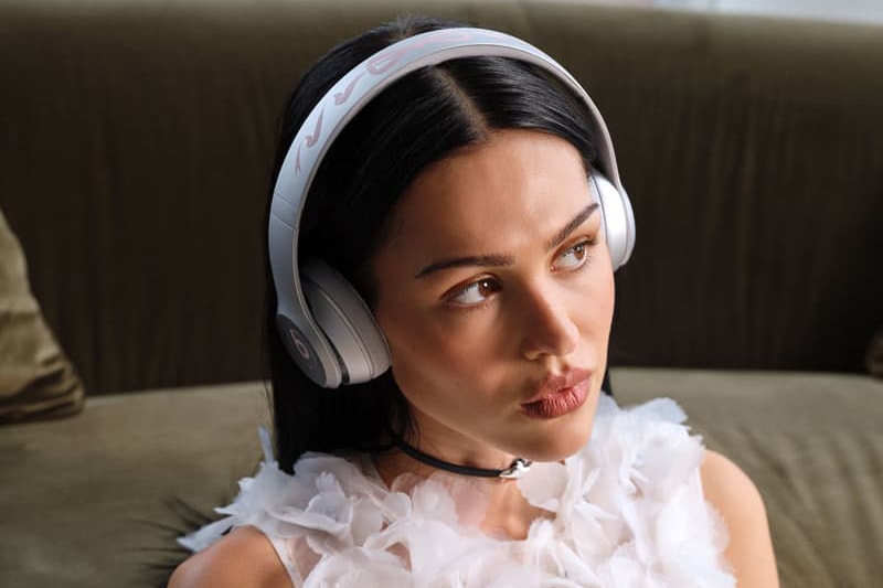 Sandy Liang 携手 Beats 推出联名 Solo 4 耳机 | Hypebeast