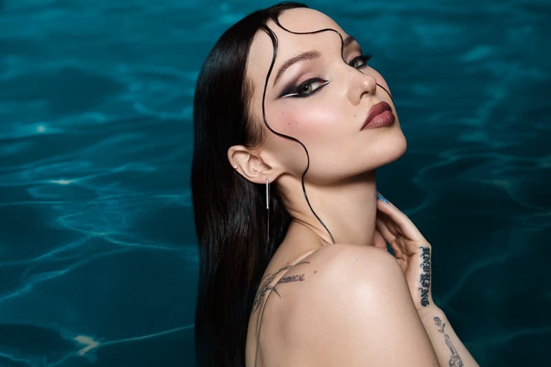 Dove Cameron estrela nova campanha da Urban Decay com o 24/7 Liquid ...