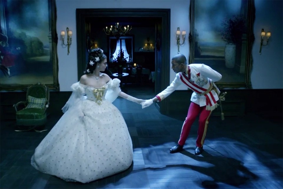 Pharrell Williams と Cara Delevingne が共演、Chanel “Reincarnation”全編公開 ...