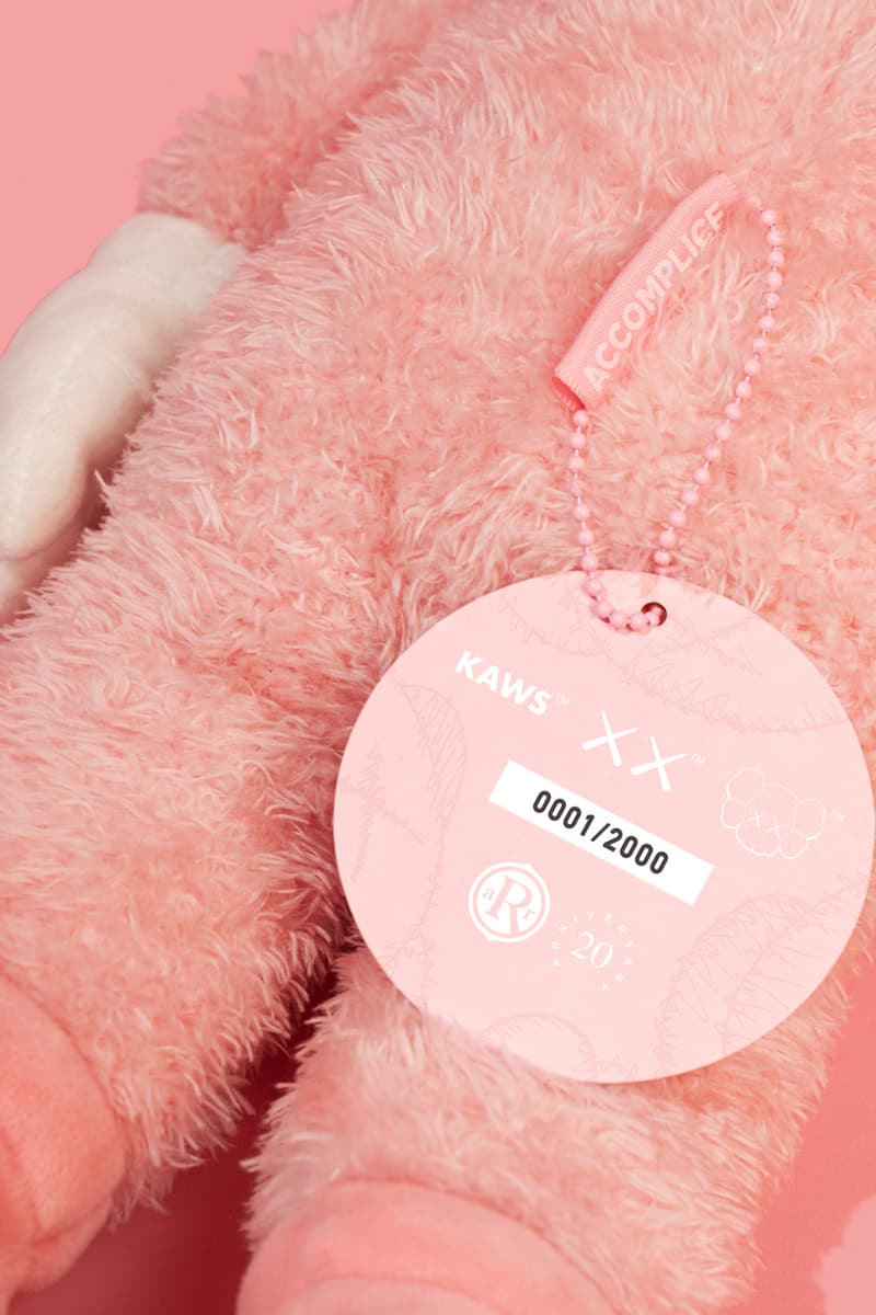 カウズがACCOMPLICEのぬいぐるみとランタンを発売 | Hypebeast.JP