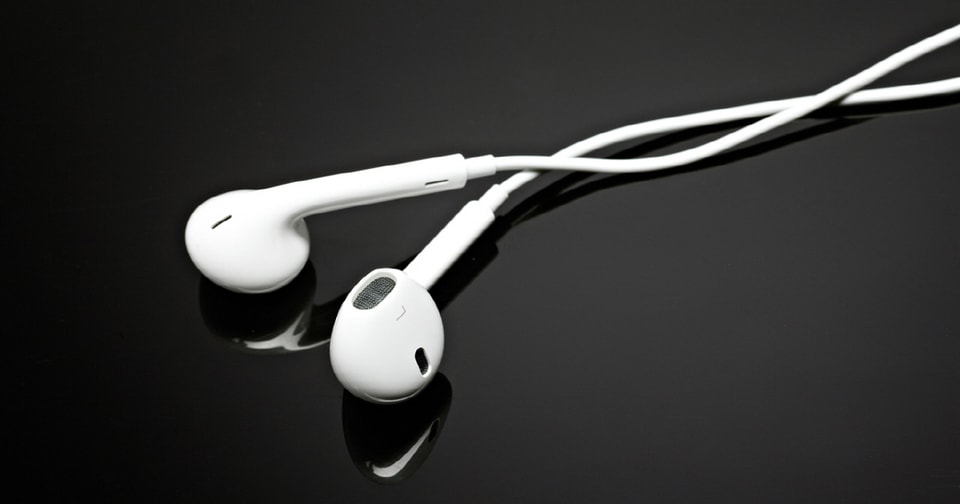 애플 아이폰 12 구성품에 충전 어댑터 & 이어폰 제외, 이어팟, 라이트닝 케이블 | Hypebeast.KR | 하입비스트