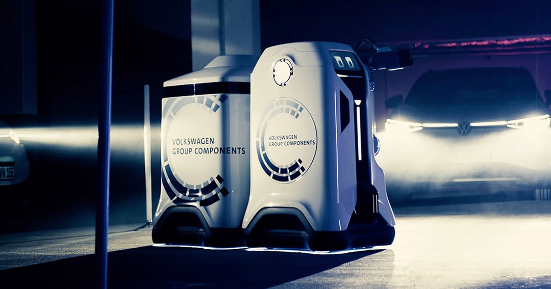 폭스바겐, 자동으로 전기차를 충전하는 자율 주행 로봇 프로토타입 공개 | Hypebeast.KR | 하입비스트