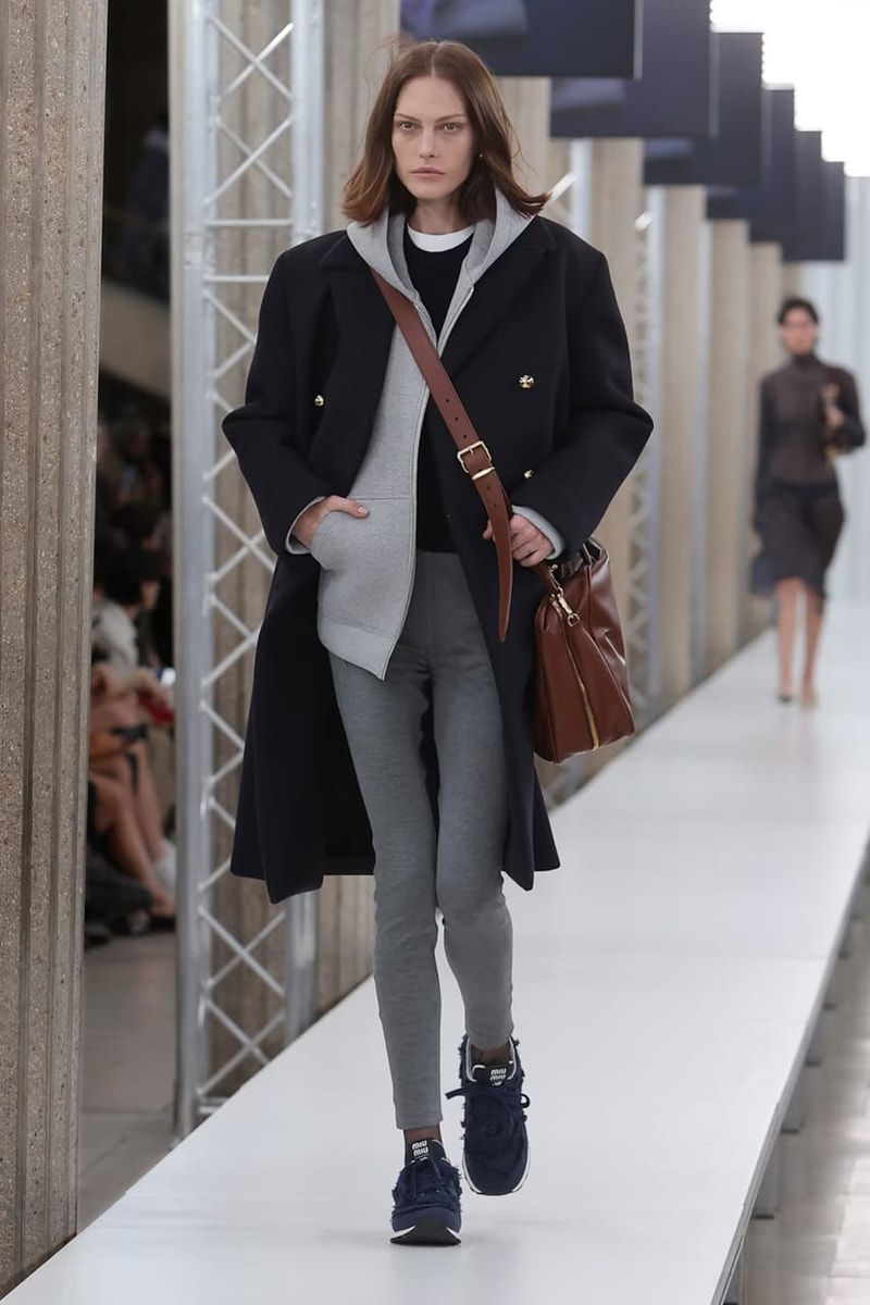 파리 패션위크 미우미우 2023년 FW 컬렉션 런웨이 | Hypebeast.KR | 하입비스트