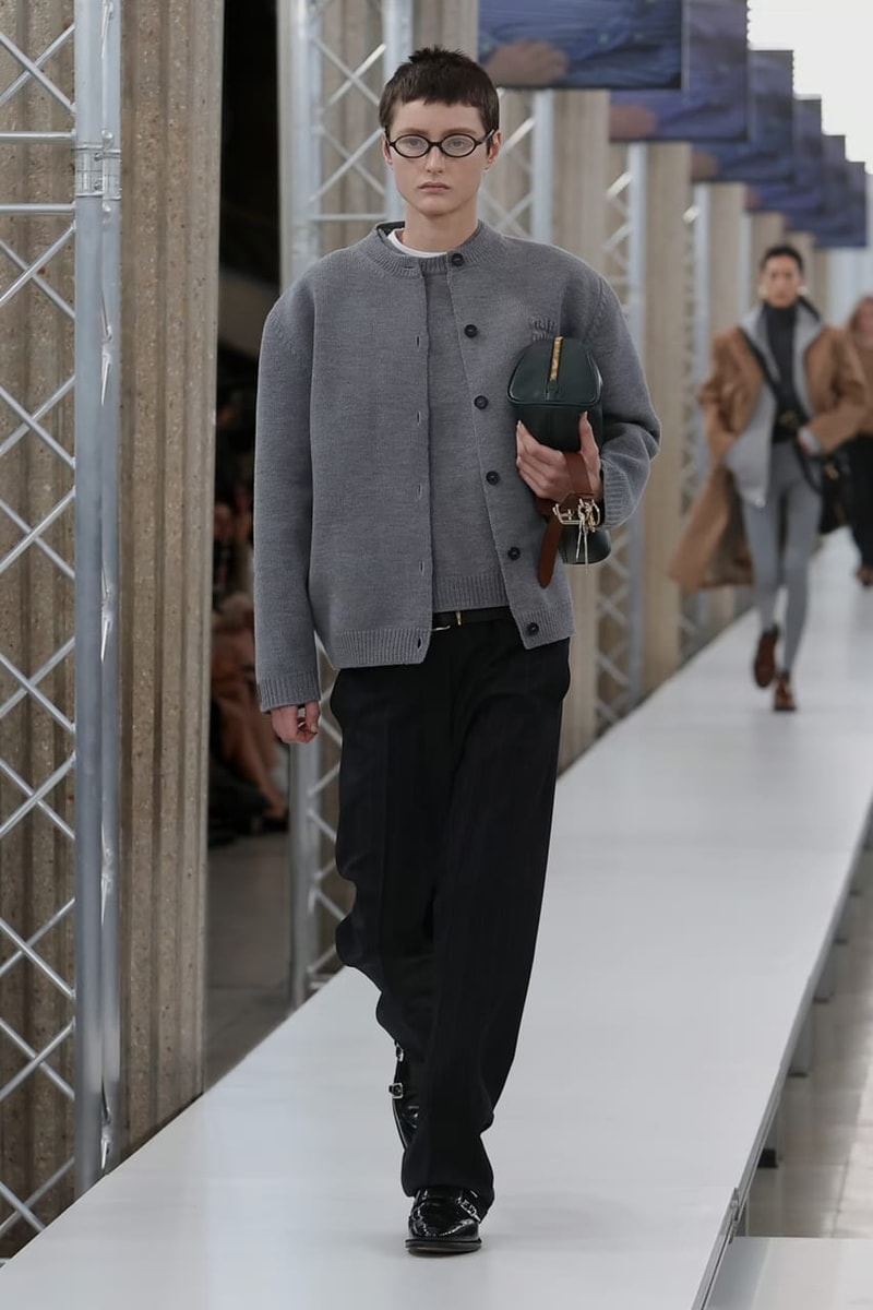 파리 패션위크 미우미우 2023년 FW 컬렉션 런웨이 | Hypebeast.KR | 하입비스트