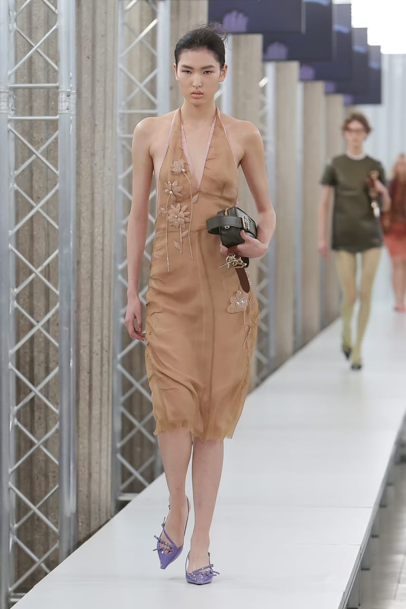 파리 패션위크 미우미우 2023년 FW 컬렉션 런웨이 | Hypebeast.KR | 하입비스트