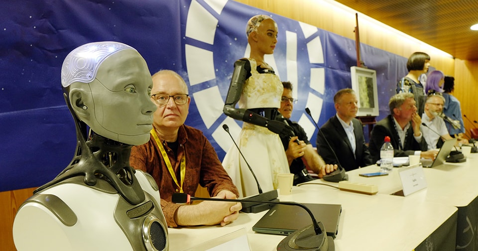 세계 최초로 열린 ‘AI 로봇 기자회견’이 열렸다 | Hypebeast.KR | 하입비스트