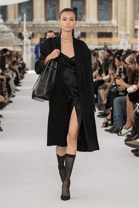 지방시 2024 SS 컬렉션 런웨이 공개 | Hypebeast.KR | 하입비스트