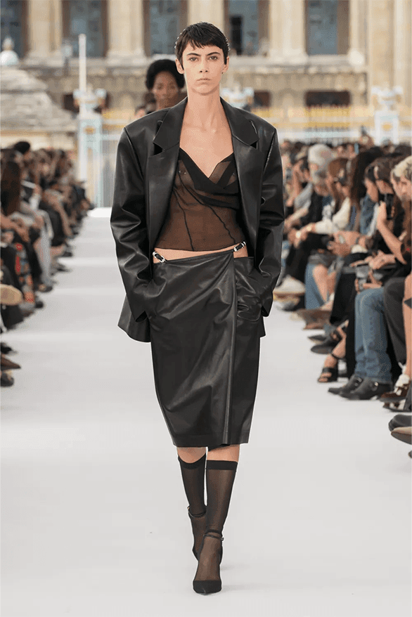 지방시 2024 SS 컬렉션 런웨이 공개 | Hypebeast.KR | 하입비스트