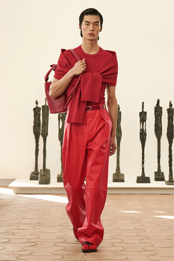 알베르토 자코메티의 작품을 배경으로 공개된 자크뮈스 2024 SS 컬렉션 살펴보기 | Hypebeast.KR | 하입비스트