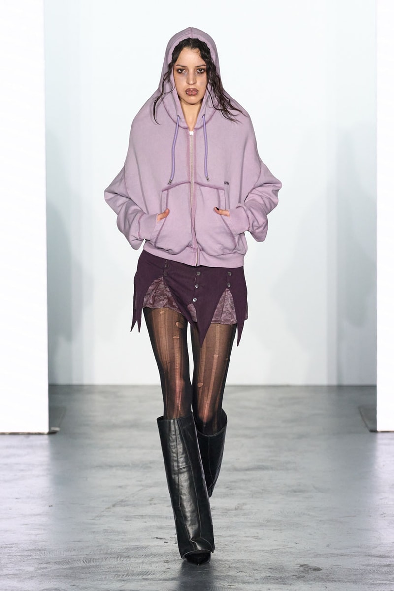 모델에게 쓰레기를 던지게 한 AVAVAV 2024 가을 컬렉션이 논란에 휩싸였다 - Kollo