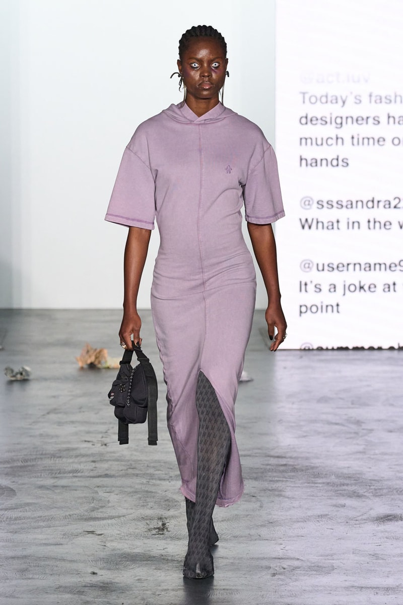 모델에게 쓰레기를 던지게 한 AVAVAV 2024 가을 컬렉션이 논란에 휩싸였다 | Hypebeast.KR | 하입비스트