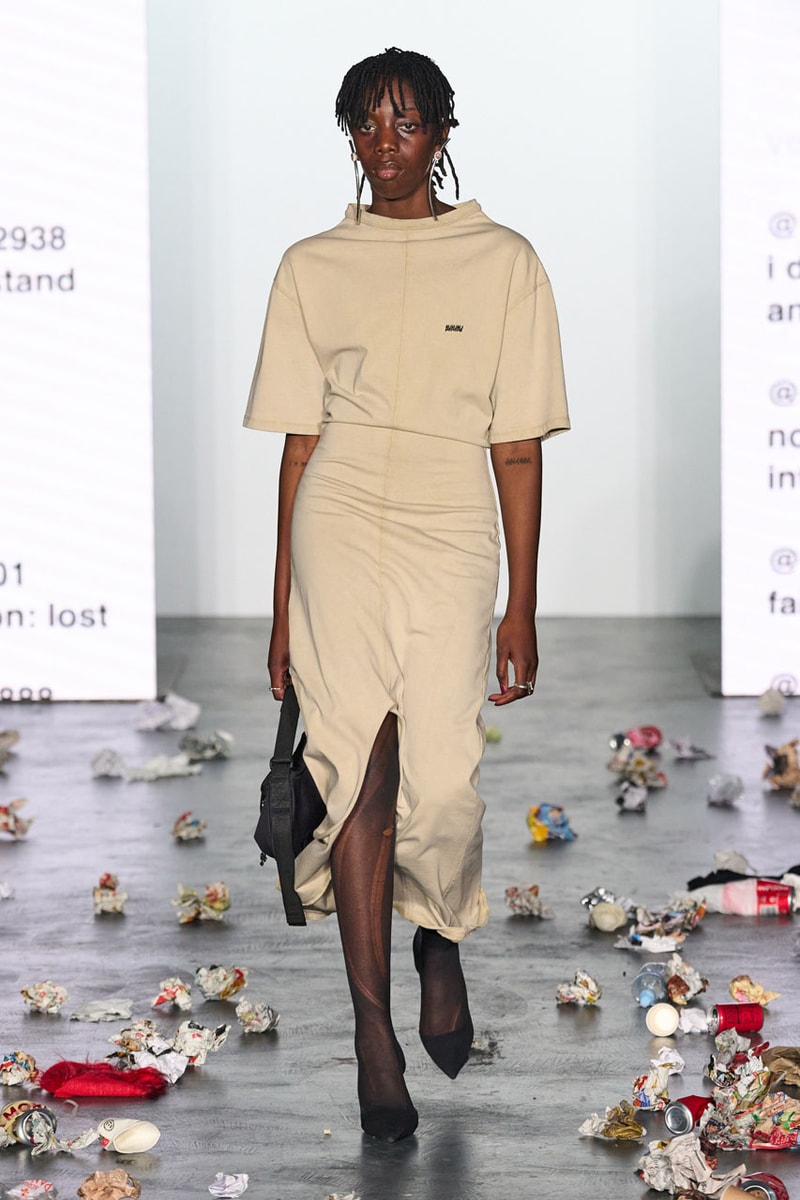 모델에게 쓰레기를 던지게 한 AVAVAV 2024 가을 컬렉션이 논란에 휩싸였다 | Hypebeast.KR | 하입비스트