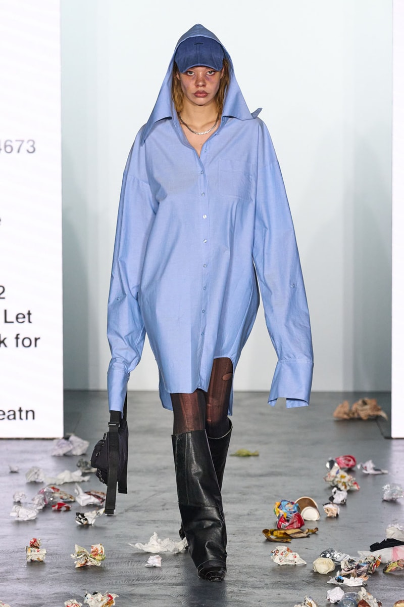 모델에게 쓰레기를 던지게 한 AVAVAV 2024 가을 컬렉션이 논란에 휩싸였다 | Hypebeast.KR | 하입비스트