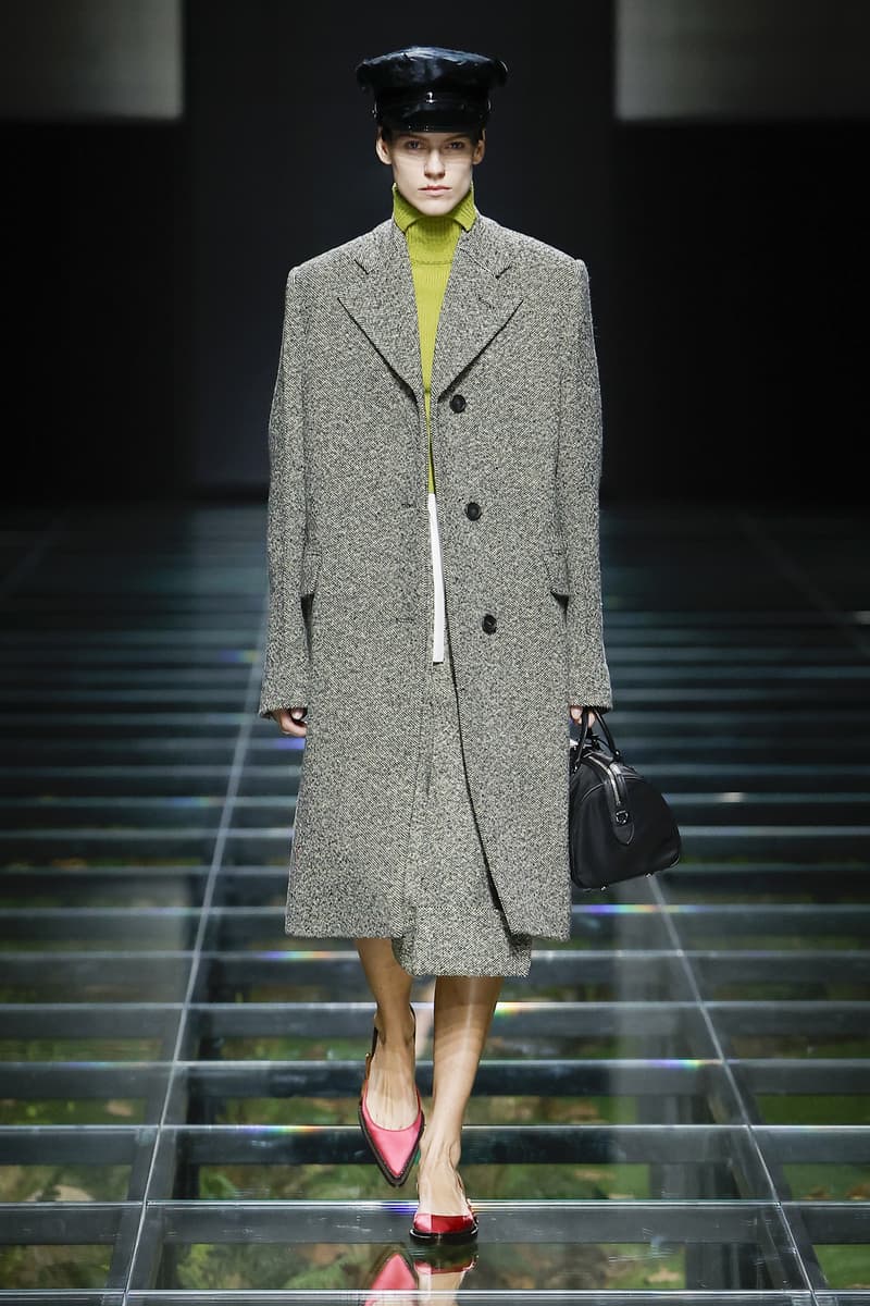 프라다 2024 FW 여성복 컬렉션 공개 | Hypebeast.KR | 하입비스트