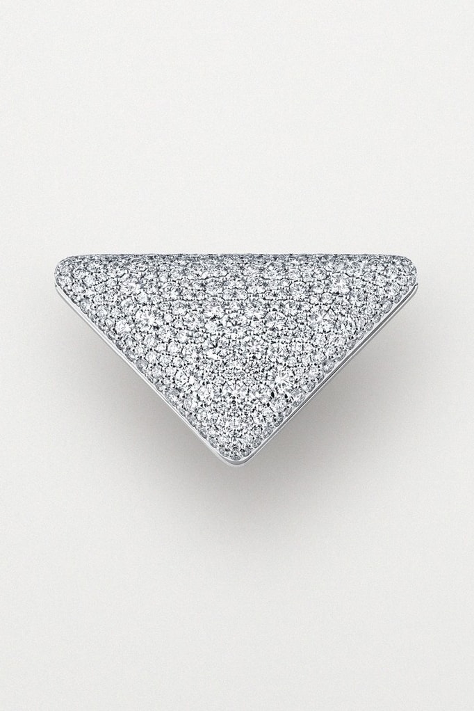 프라다, 파베 다이아몬드가 수놓인 트라이앵글 브로치 공개 | Hypebeast.KR | 하입비스트