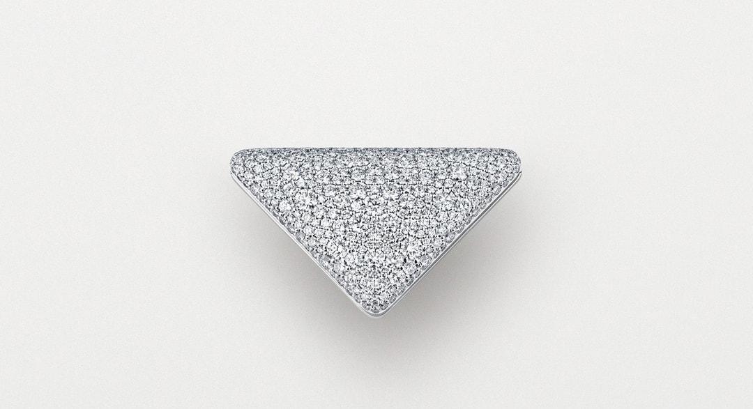 프라다, 파베 다이아몬드가 수놓인 트라이앵글 브로치 공개 | Hypebeast.KR | 하입비스트