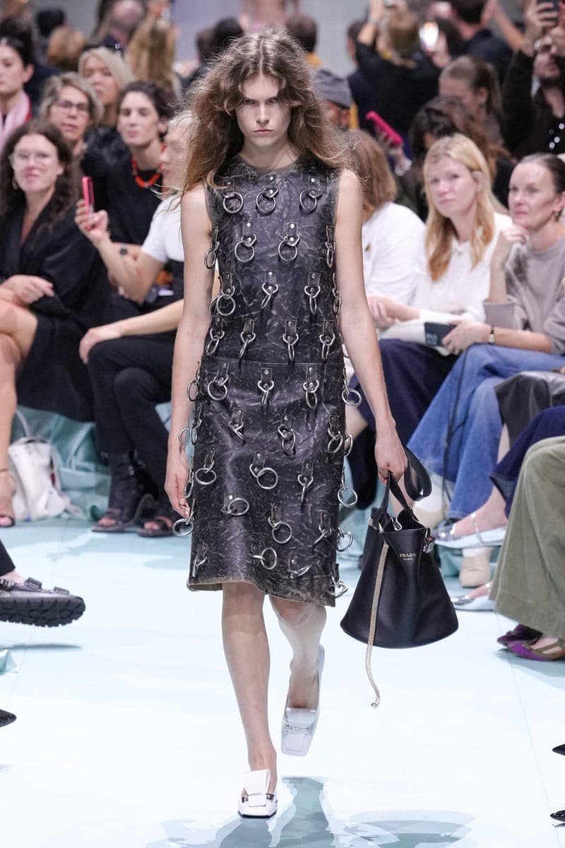 프라다 2025 봄, 여름 컬렉션 공개 | Hypebeast.KR | 하입비스트