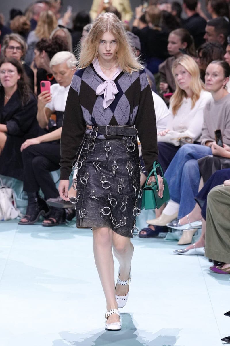 프라다 2025 봄, 여름 컬렉션 공개 | Hypebeast.KR | 하입비스트