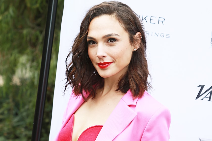 將粉紅色穿出甜味又型格的味道，大概只有 Gal Gadot 駕馭得來！ - POPBEE