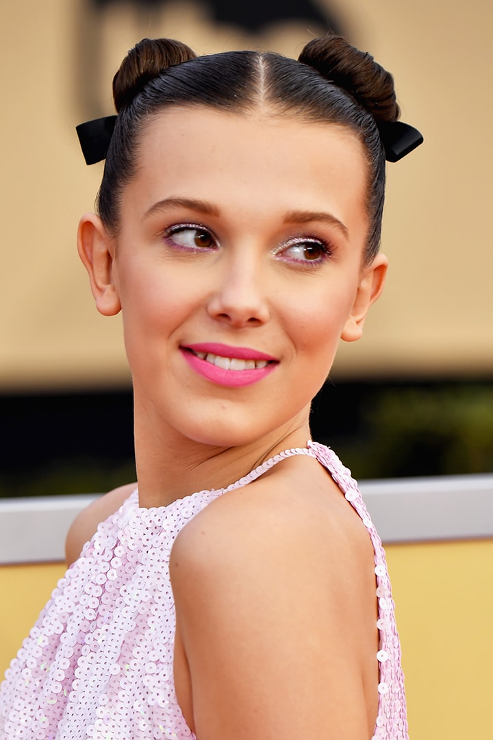 全粉色造型配「春麗」頭！Millie Bobby Brown 穿球鞋走紅地毯很有新鮮感 - POPBEE