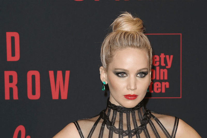 從一條黑裙子，Jennifer Lawrence 展現出新時代女性應有的態度 - POPBEE
